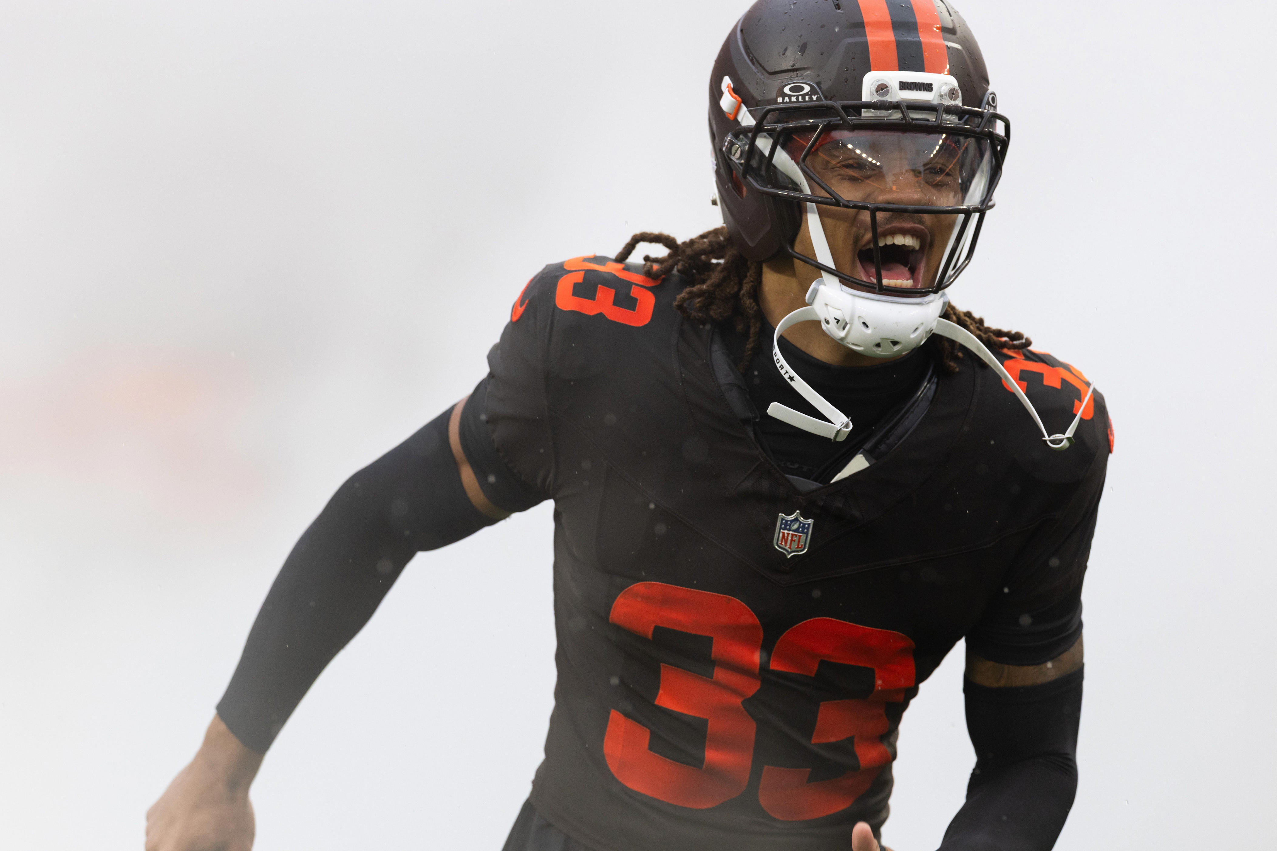 Browns defense stays hot with fourth turnover vs. the Dolphins