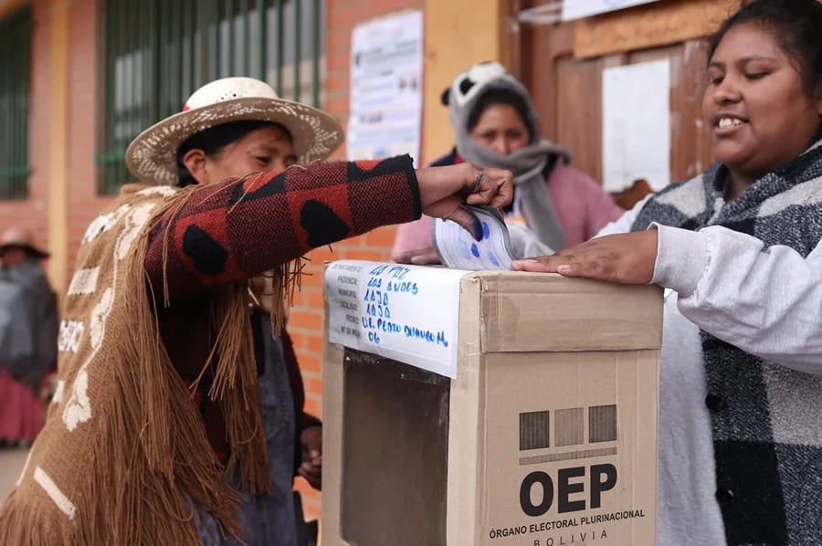 Bolivia elige presidente en segunda vuelta; inicia conteo de votos