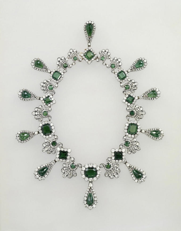 Louvre Museum heist: Jewels with 'inestimable' value stolen from ...