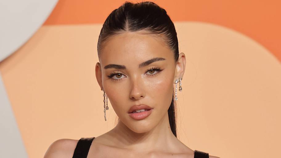 Justin Herbert's gf Madison Beer stuns in selfie with Colts fan at ...