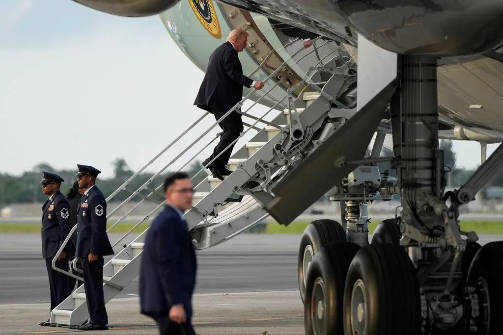 Trump boards Air Force One using small stairs after hunting stand found ...