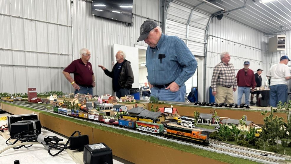 Hundreds visit annual train show in Iowa City