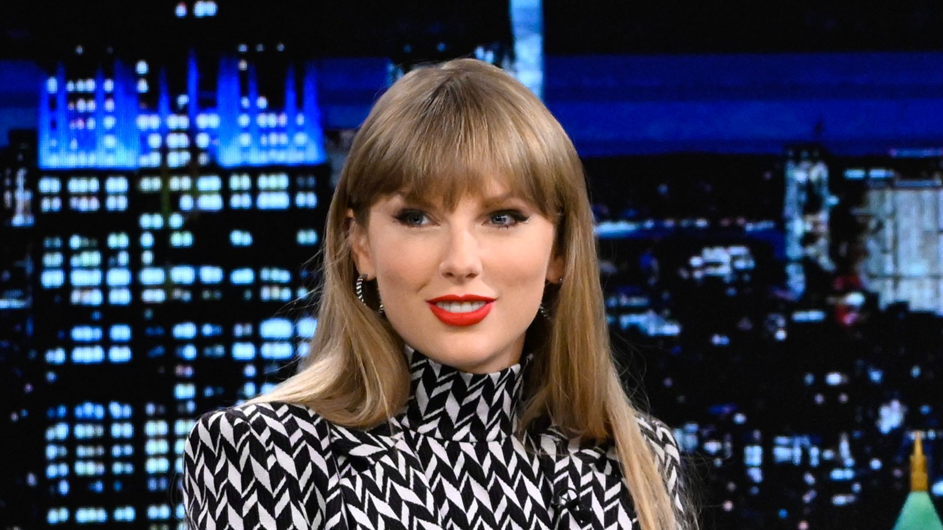 Taylor Swift makes low key appearance with dad to Travis Kelce's game
