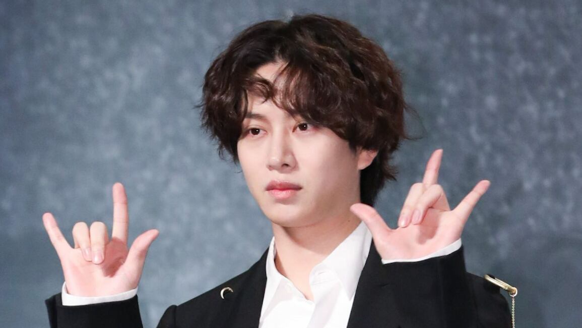 Super Junior's Kim Hee-chul Asks Younger Idols Not to Stand During ...