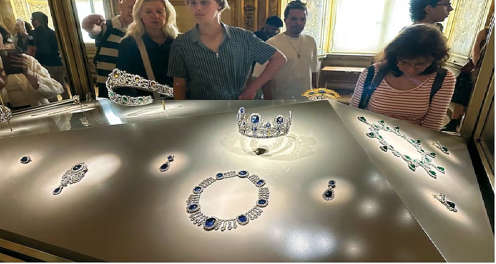 Thieves steal crown jewels in 4 minutes from Louvre Museum