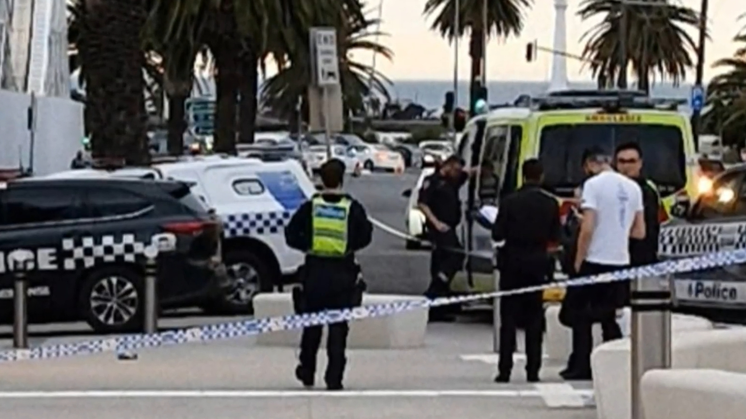 'Abhorrent': Police hunt machete-wielding gang after Melbourne Luna ...