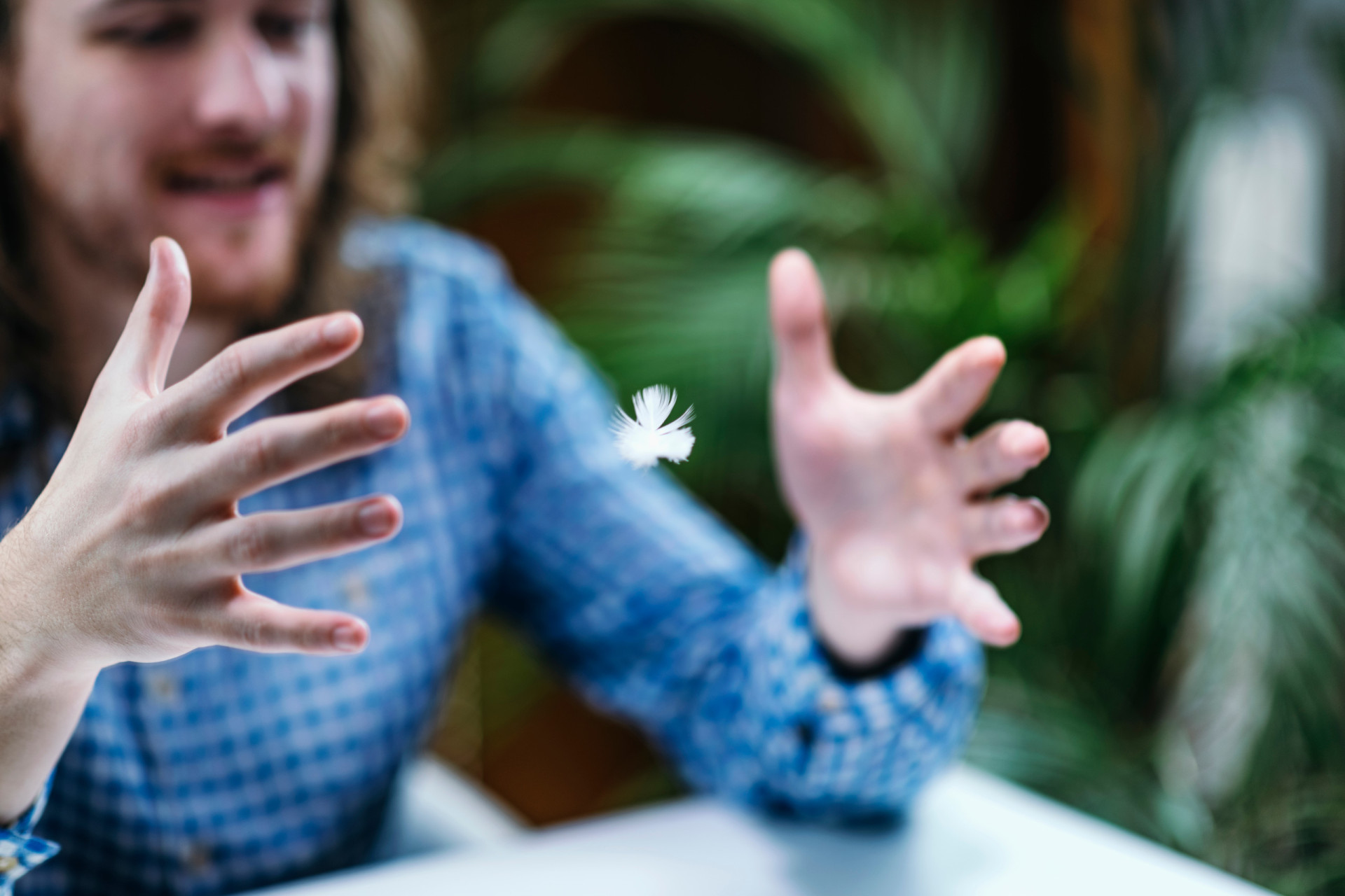 Telekineze: Dokáže lidská mysl skutečně hýbat předměty?