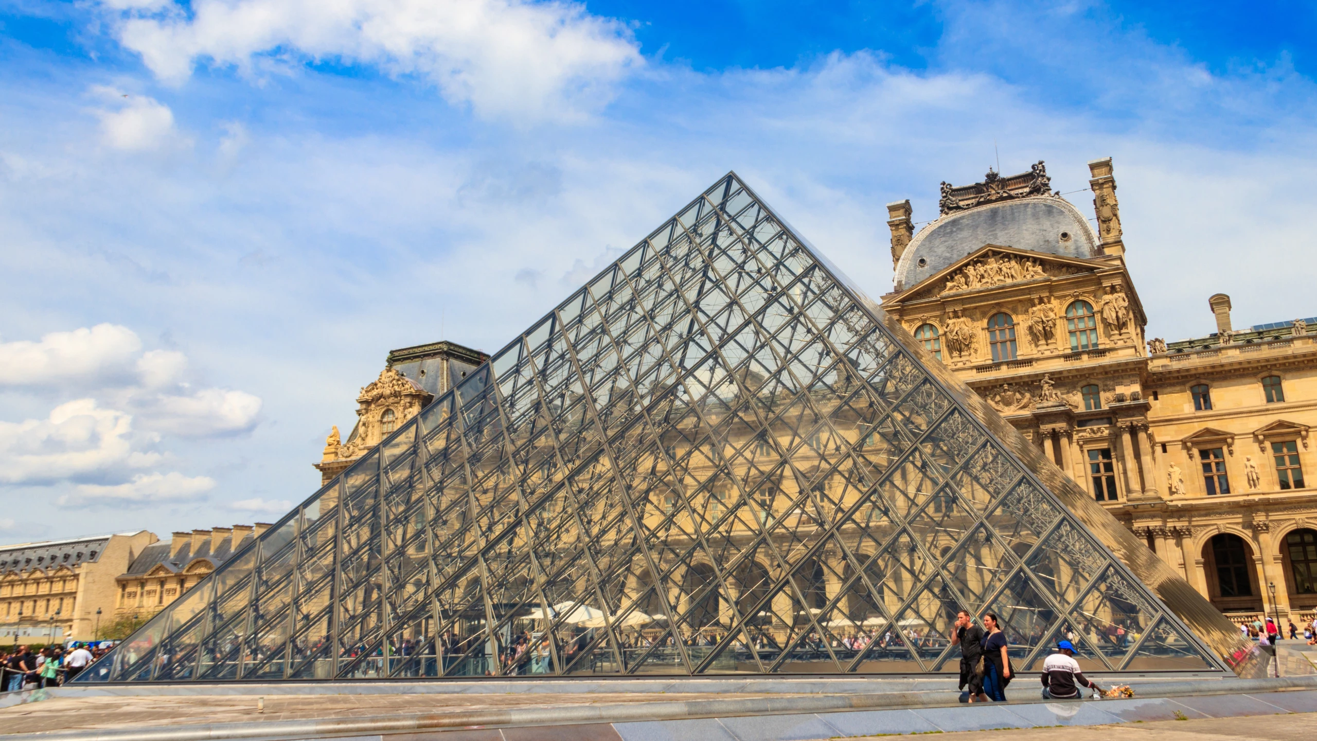 Bijoux volés au musée du Louvre : ce que l’on sait au lendemain du ...