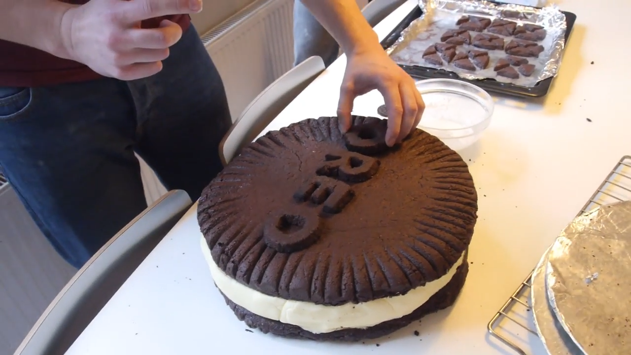 How Super Size Guys created a massive Oreo