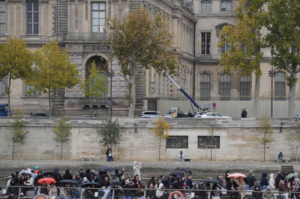 Thieves hit the Louvre again. Here's a look at other famous heists in ...