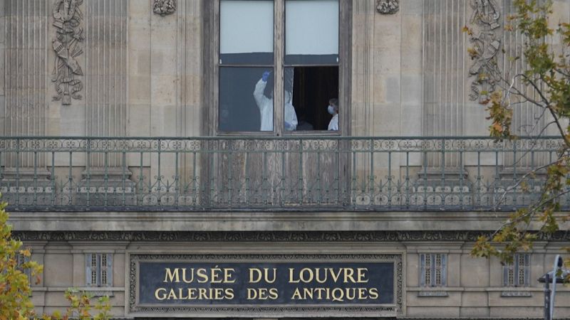Tudo o que sabemos sobre o espetacular assalto ao museu do Louvre