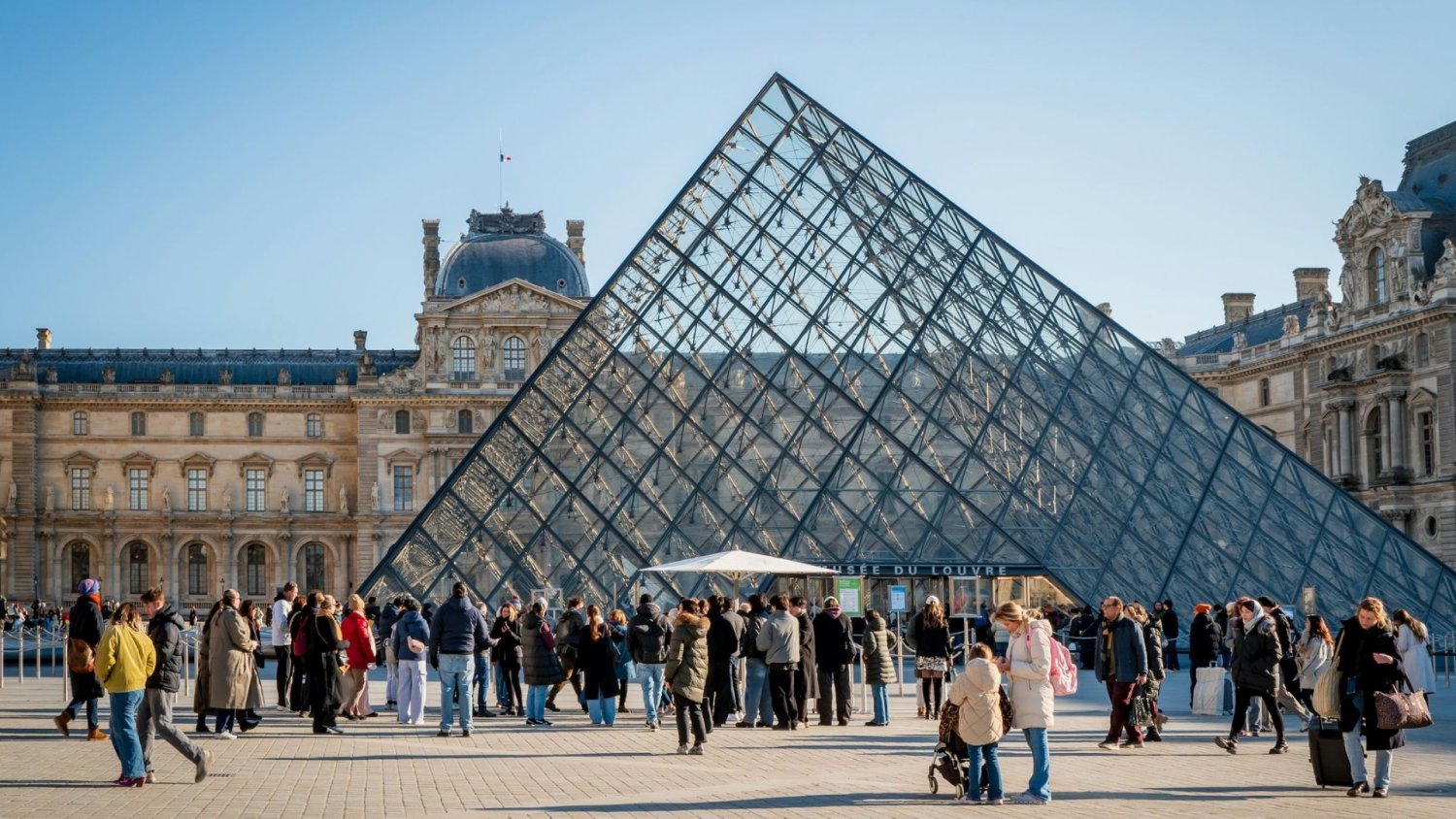 Jest nagranie z napadu na Luwr. Ta jedna rzecz budzi wątpliwości śledczych