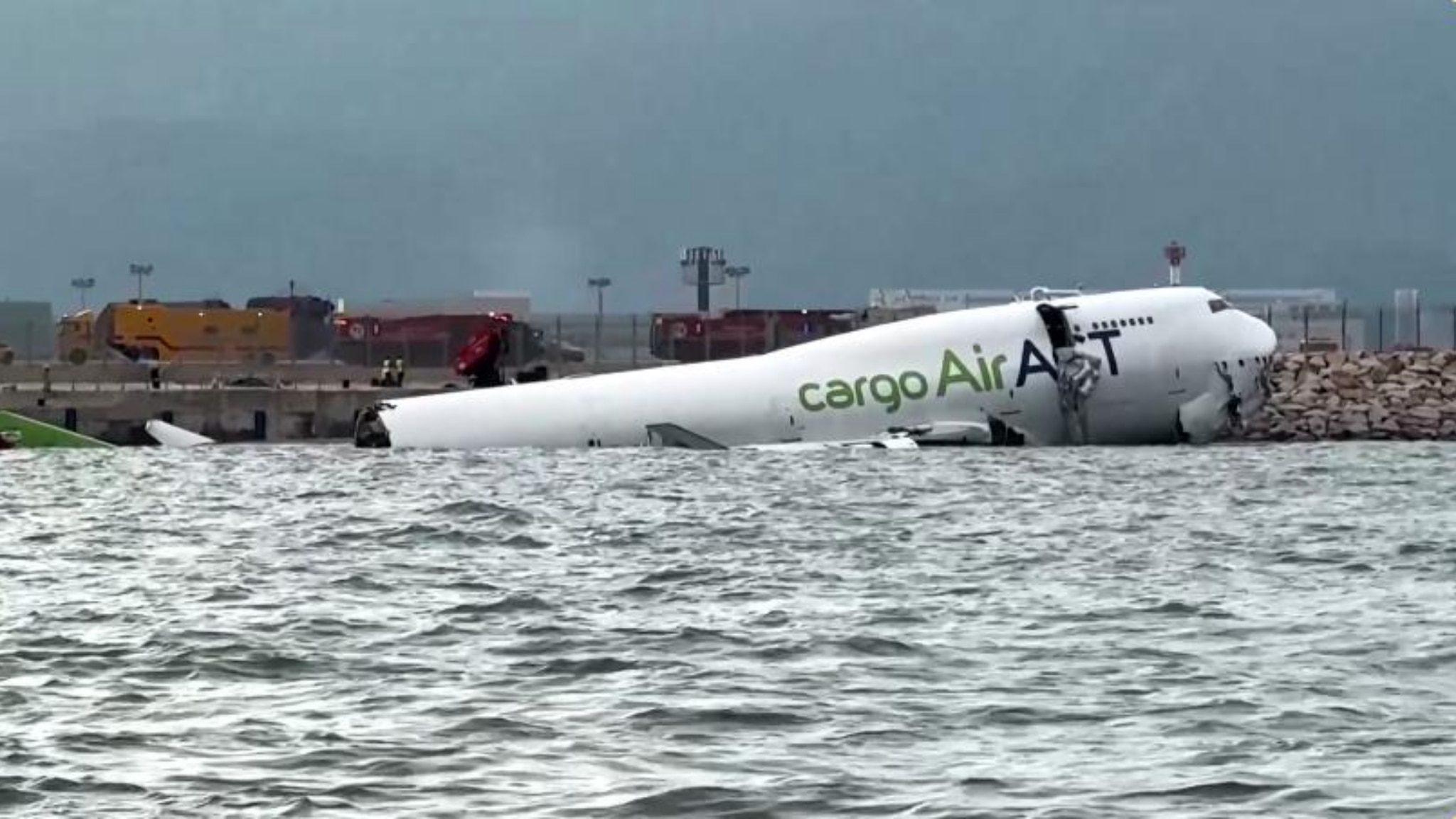L'aereo cargo tranciato a metà adagiato sull'acqua all'aeroporto di ...