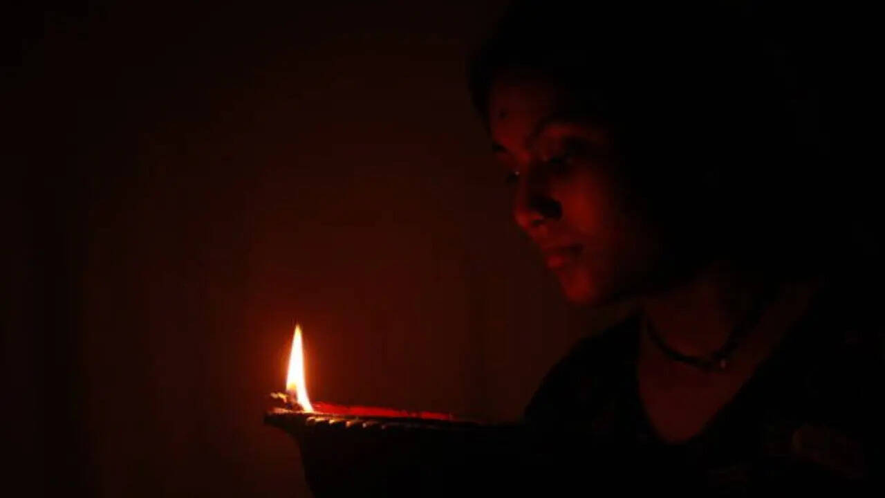 Celebrating Diwali Alone? Try These Psychology-Approved Tips to Feel Good