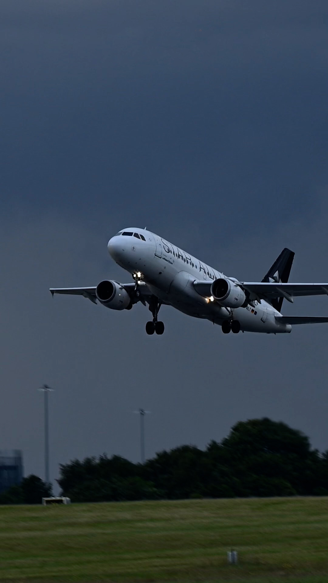 Airbus A319 Takes Off with Landing Gear Down