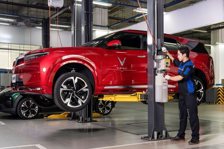 VinFast hỗ trợ khách hàng miền Bắc và miền Trung sửa chữa xe hư hỏng do ...