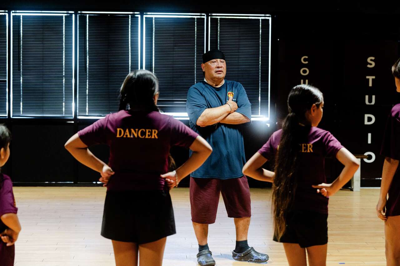 An S.A. master keeps folklorico alive, one dance student at a time