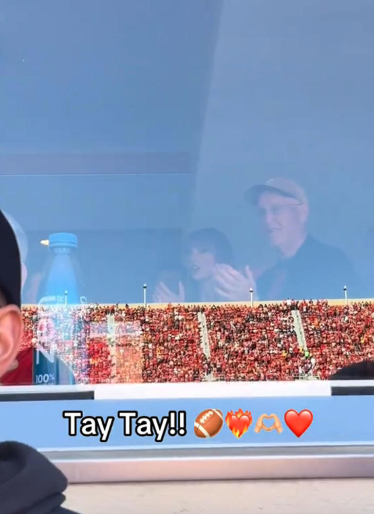 Taylor Swift emerges with Travis Kelce to celebrate Chiefs win after ...