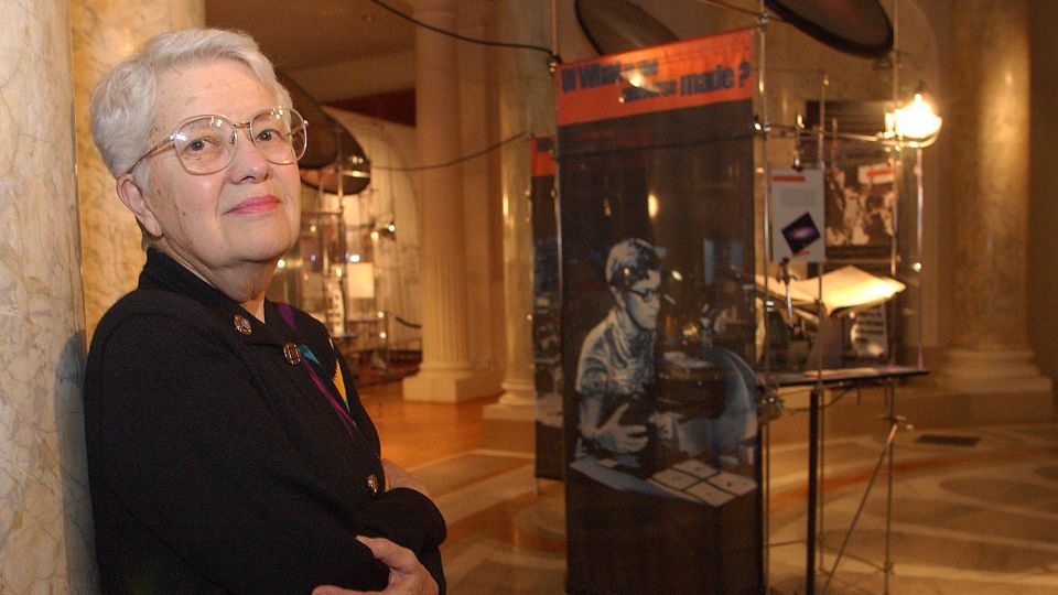 Scientists think the mysterious glow in our galaxy could be from dark ...