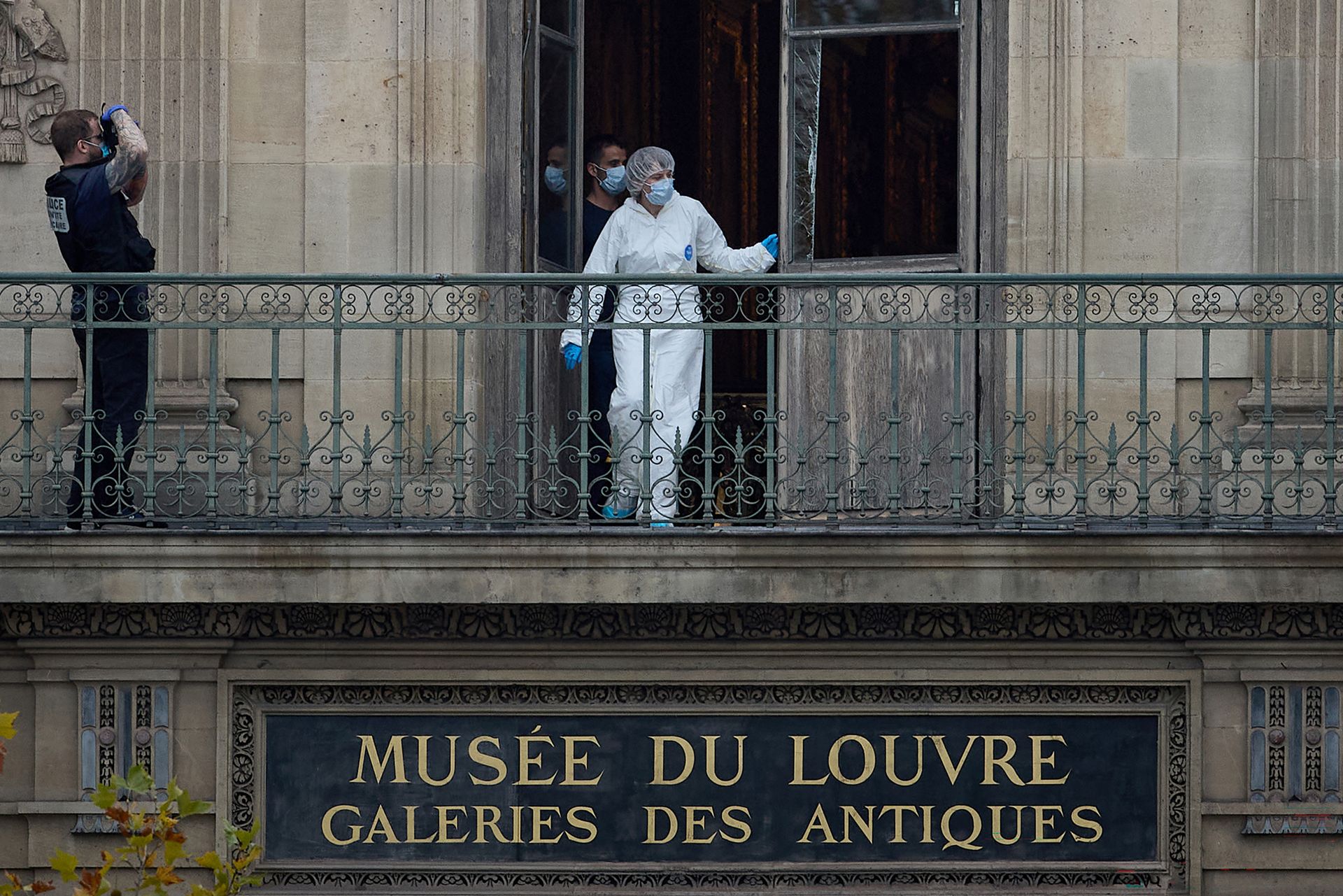 All the audacious broad-daylight thefts of the Louvre in the last century