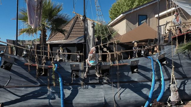 Life-Sized 'Pirates of the Caribbean' Ship Takes Over Utah Front Yard ...