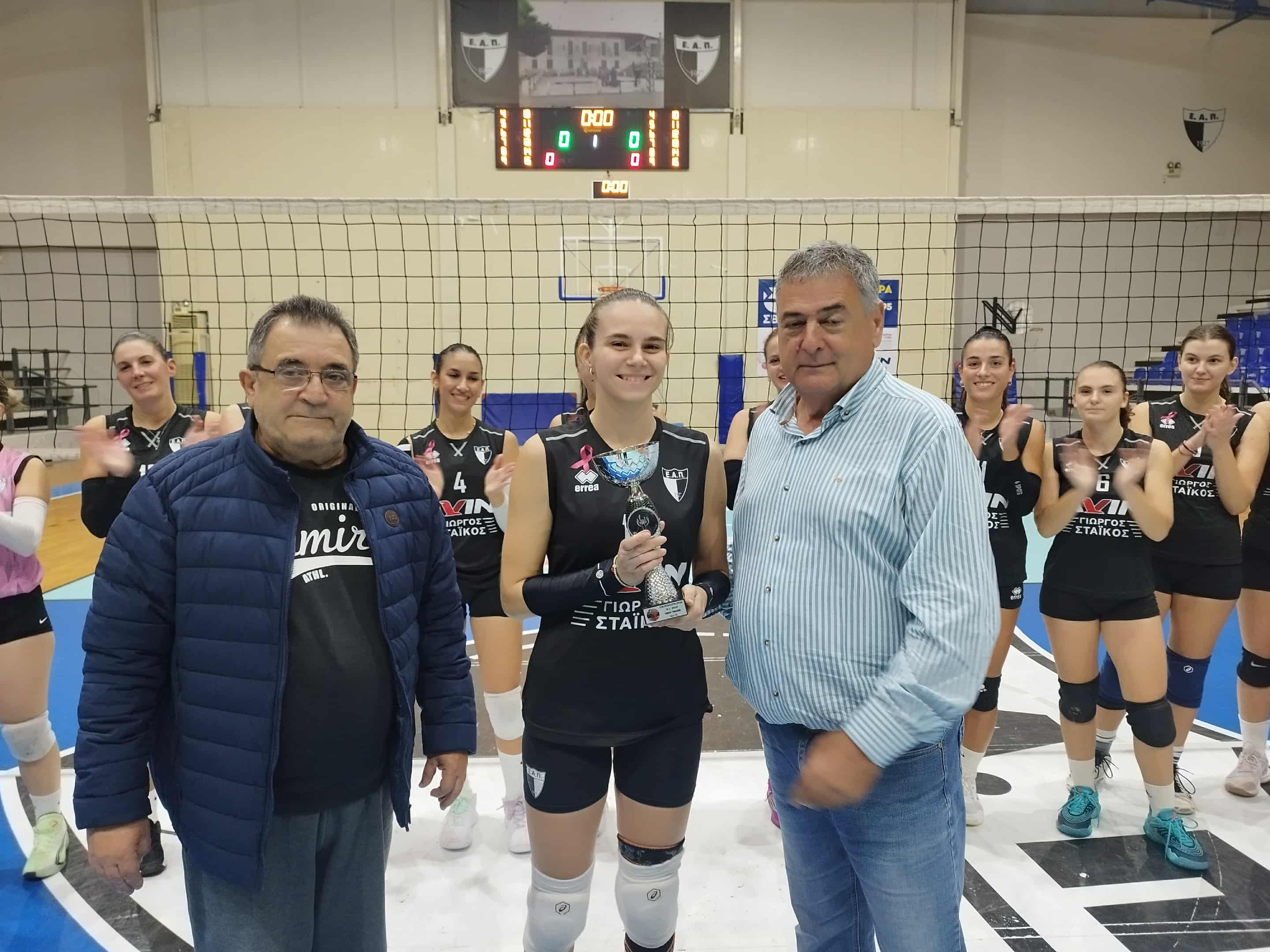 Η απονομή του Κυπελλου στις γυναίκες της ΕΑΠ