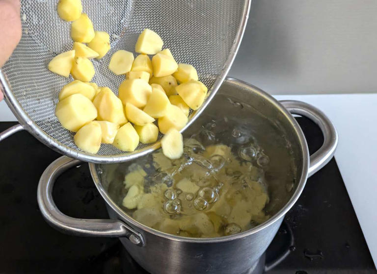 Patatas cacio e pepe al horno cremosas: la guarnición fácil que vuelve ...