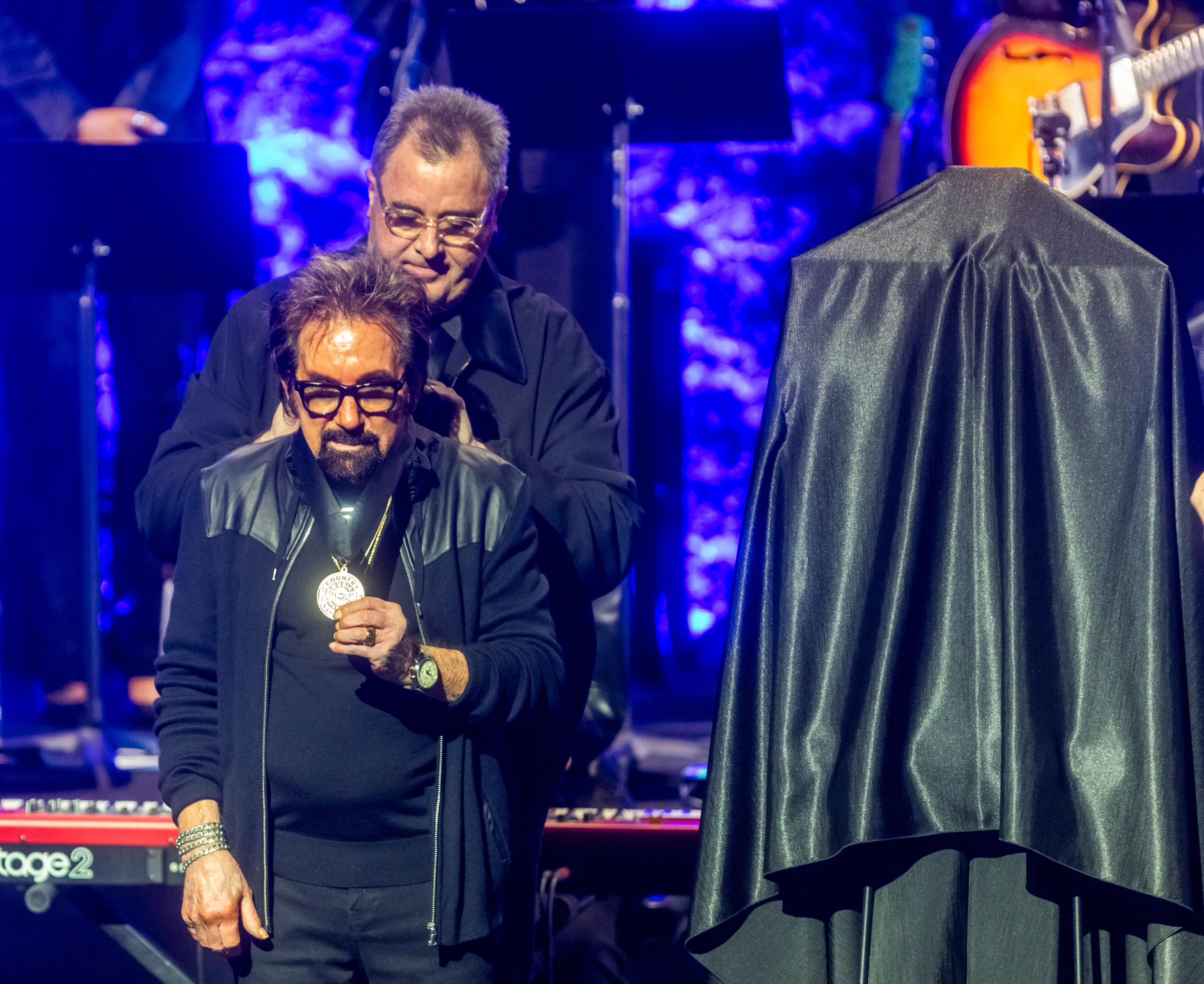 June Carter Cash, Tony Brown and Kenny Chesney inducted into Country ...