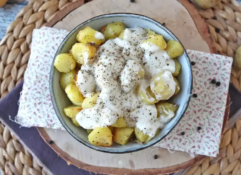 Patatas cacio e pepe al horno cremosas: la guarnición fácil que vuelve ...
