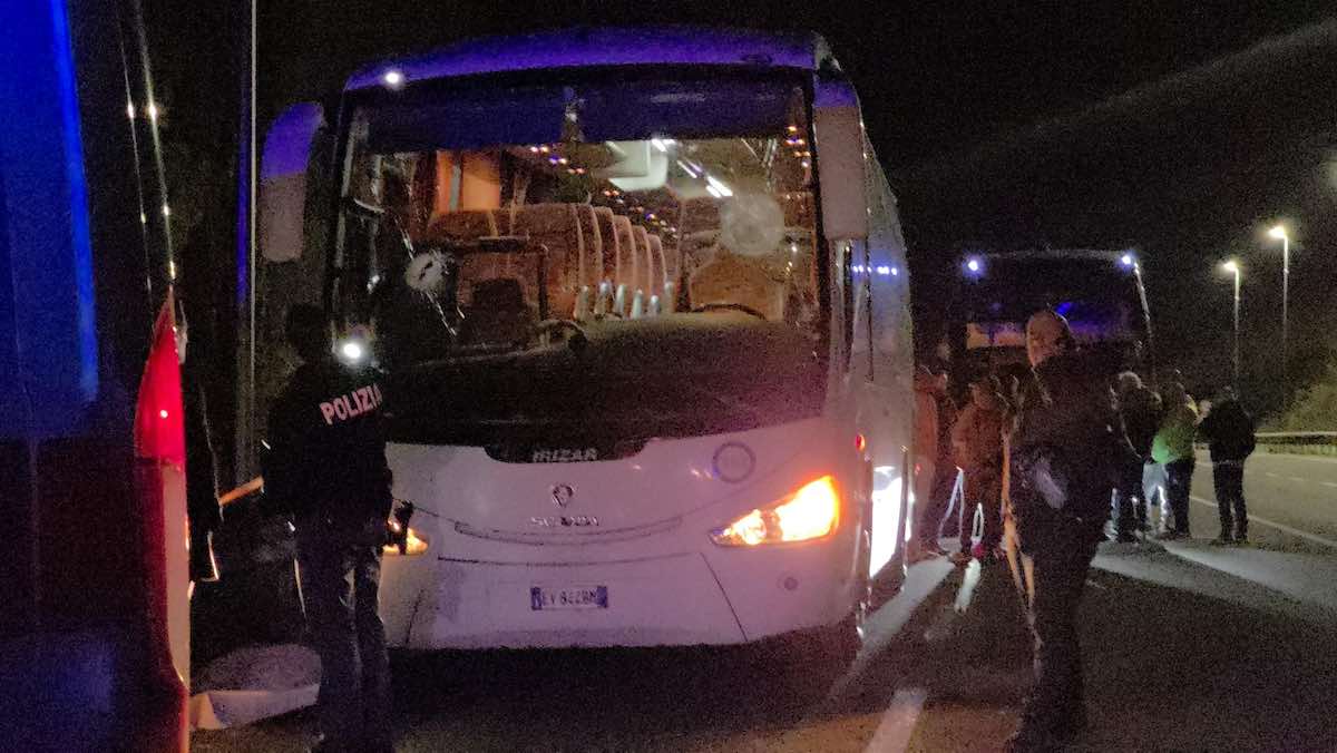 Rieti, assalto degli ultras al pullman dei tifosi del Pistoia Basket ...