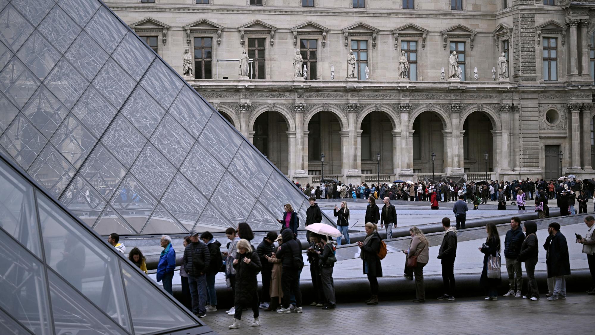 Vol des bijoux au musée du Louvre : le préjudice évalué à près de 100 ...