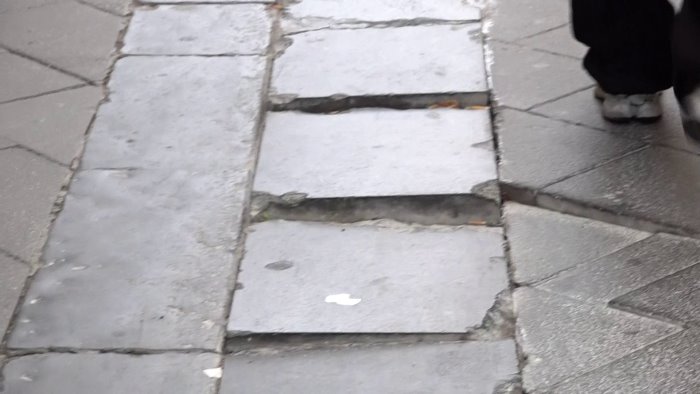 Napoli, via Chiaia tra basoli pericolosi e rattoppi provvisori: pedoni ...