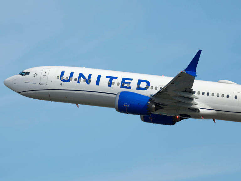 A United plane that suffered a broken windshield while flying at 36,000 ...