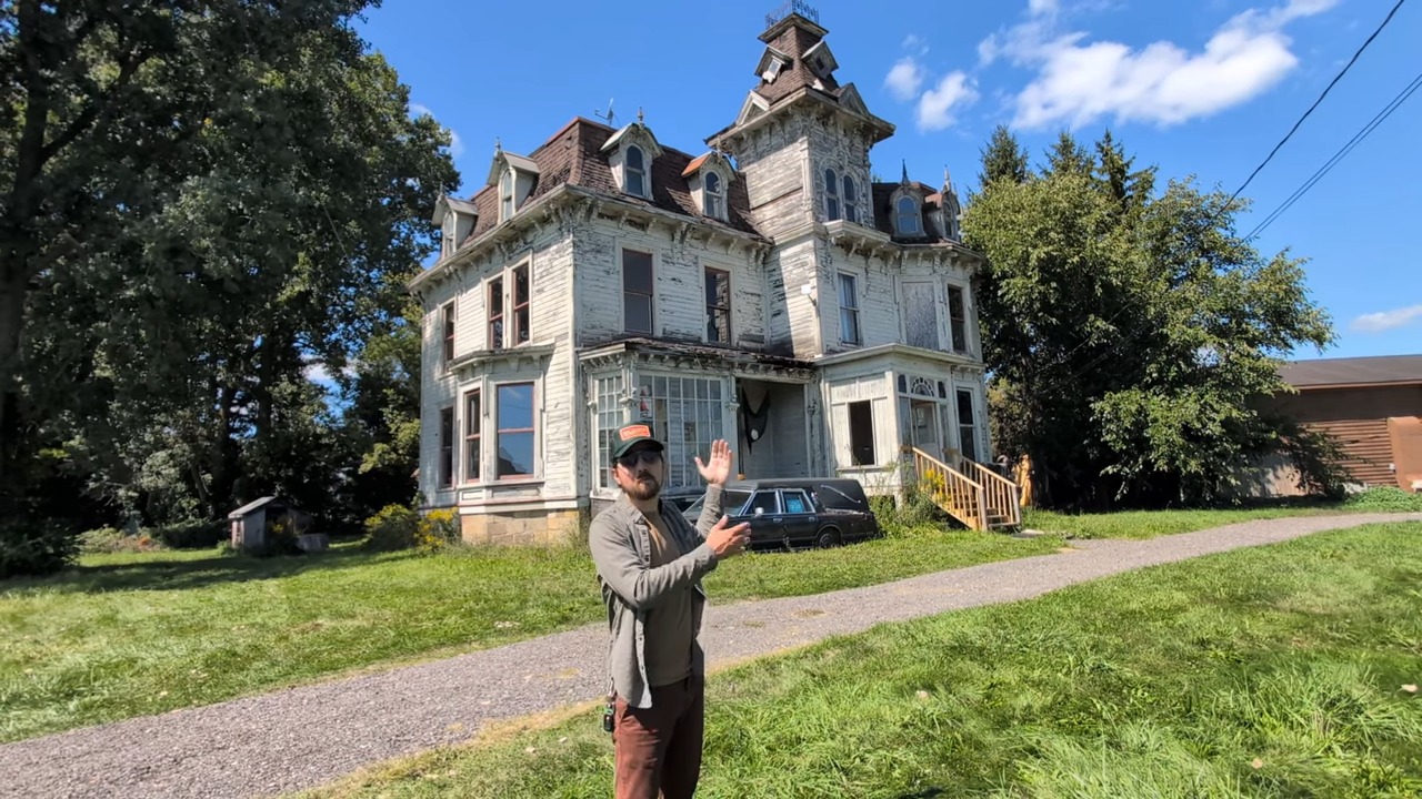 What we found inside this abandoned mansion was amazing