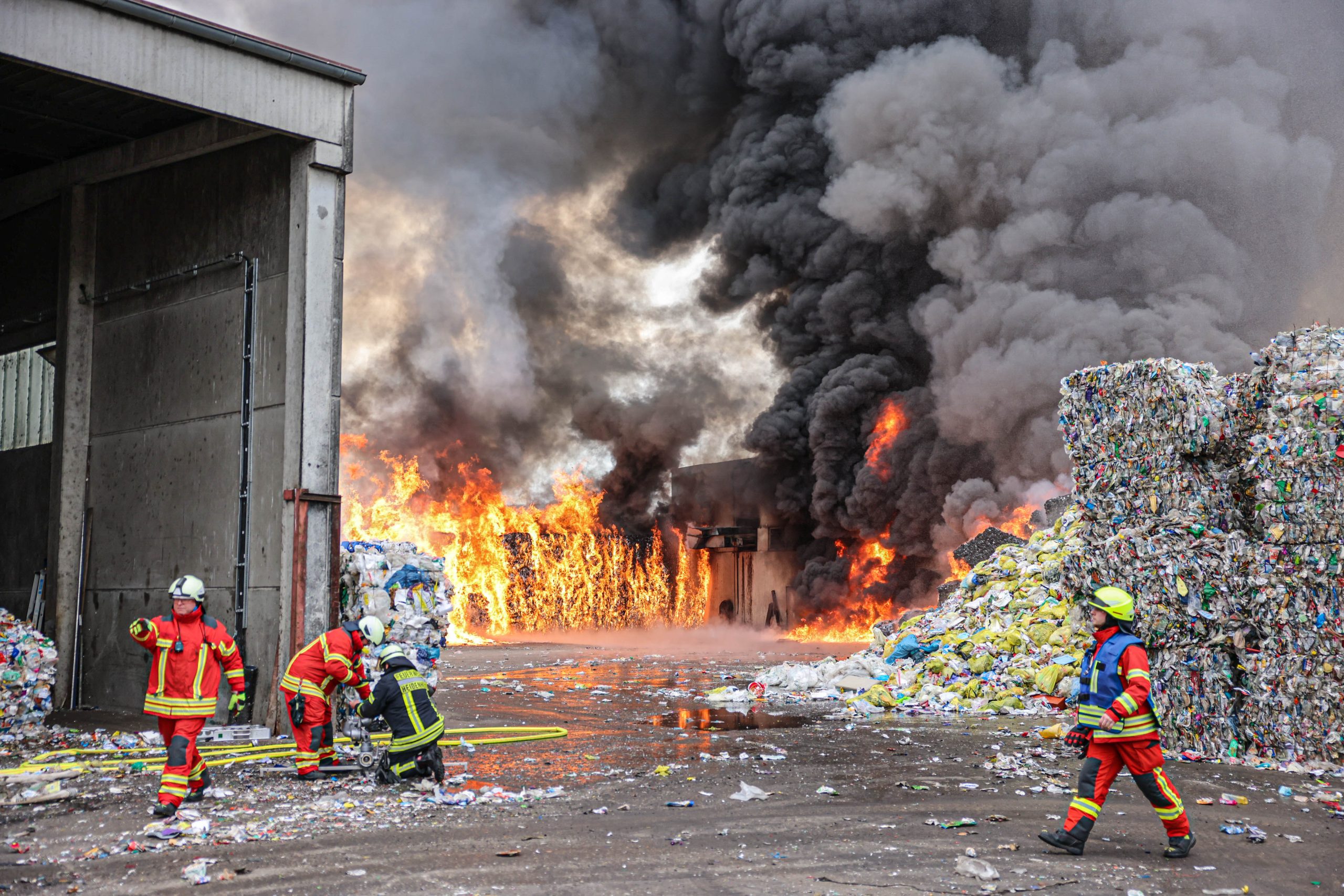 Müll-Sortieranlage in Brand: 150 Einsatzkräfte kämpfen gegen Flammen in ...