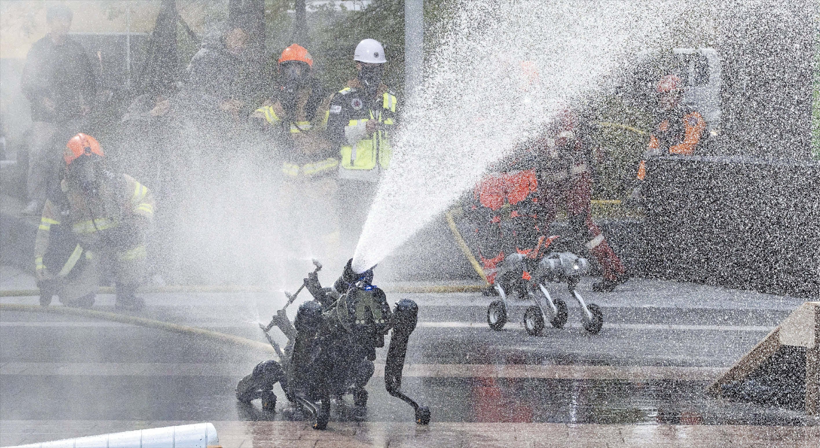 Water-Spraying Robot Dog Extinguishes Electric Vehicle Fire