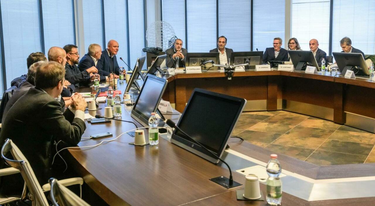 Stellantis: Filosa ai sindacati: «Per Cassino lavoriamo su produzione multi-energia. Su ...