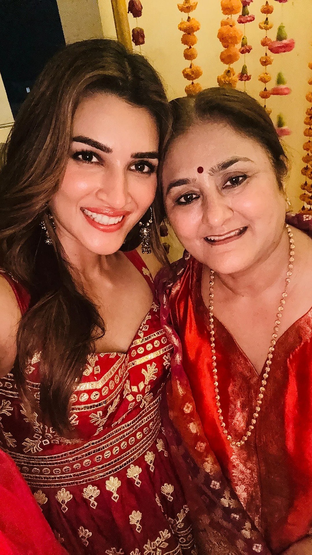 Kriti Sanon Celebrates Diwali 2025 With Boyfriend Kabir Bahia & Her Family