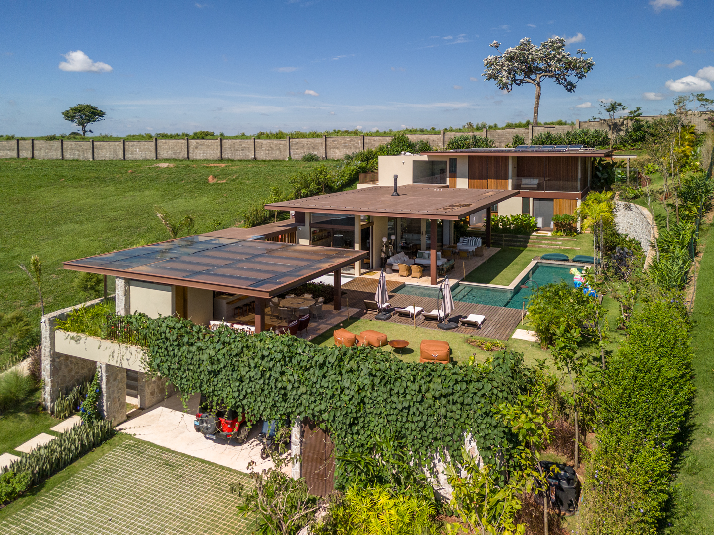 Casa une arquitetura e natureza com desníveis e vistas incríveis