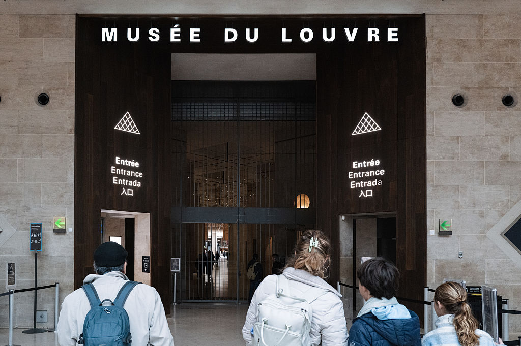 Louvre Staff Boo Director Over Security Failures, as Museum Stays ...