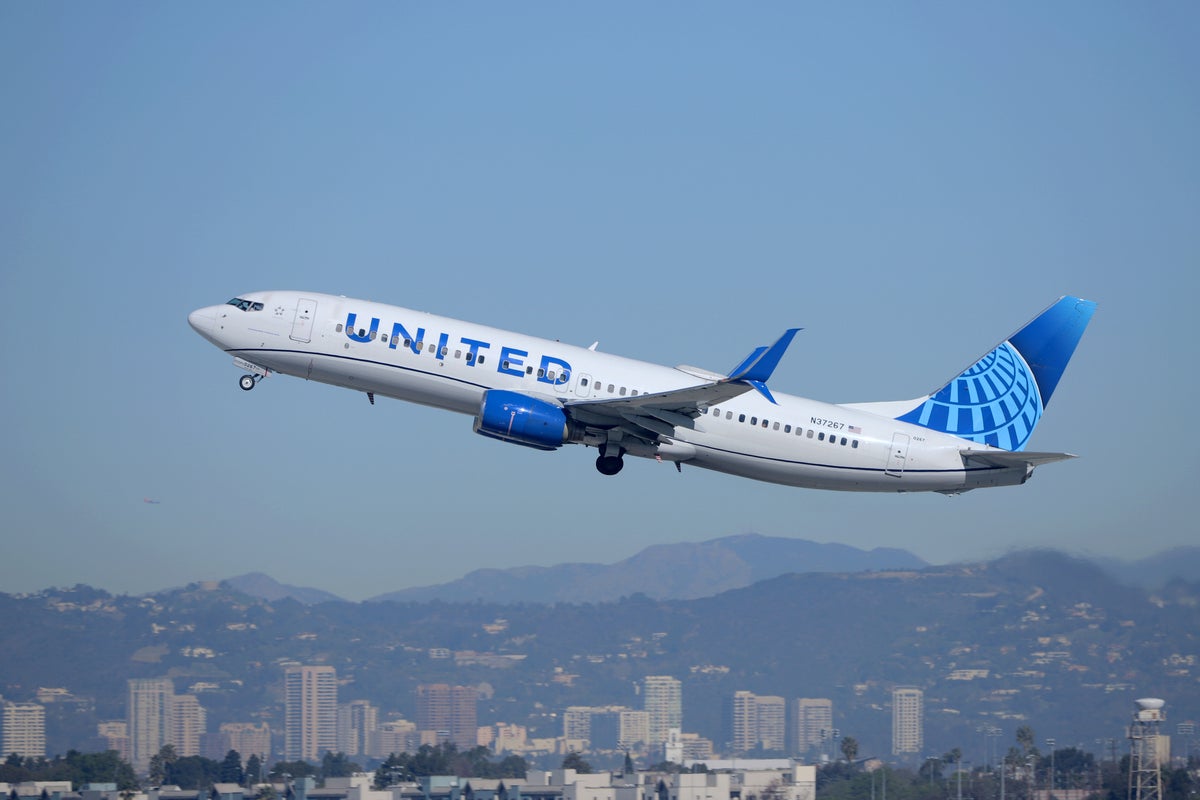 United Airlines flight suffers cracked windshield mid-flight