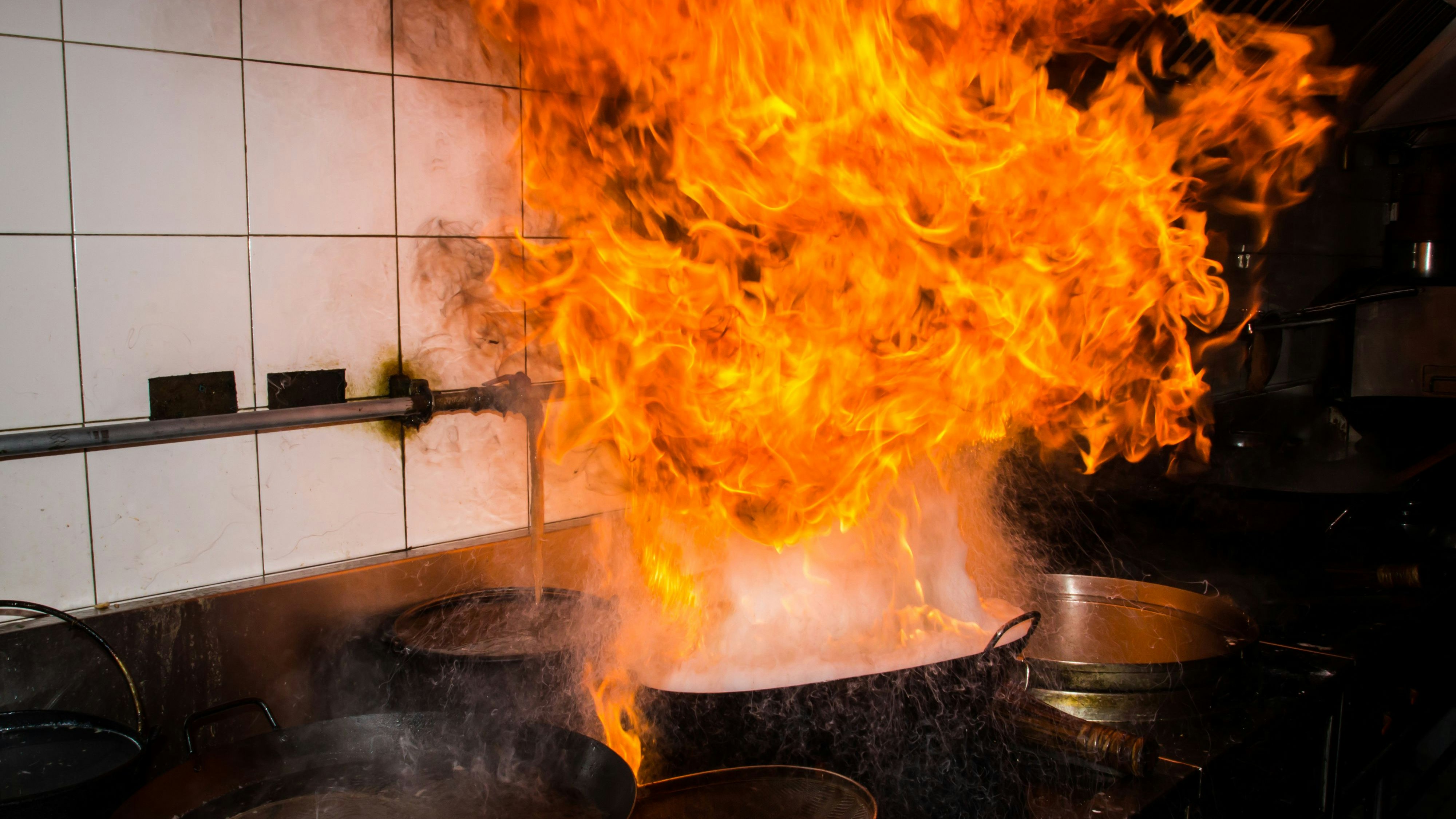 Küchenbrand: Jugendlicher und Frau landen im Spital