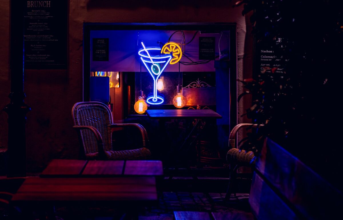 What Neon Signs Reveal About Midcentury US Culture