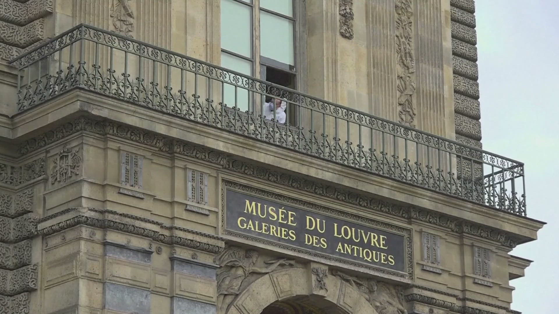 Thieves steal crown jewels in 4 minutes from Louvre Museum