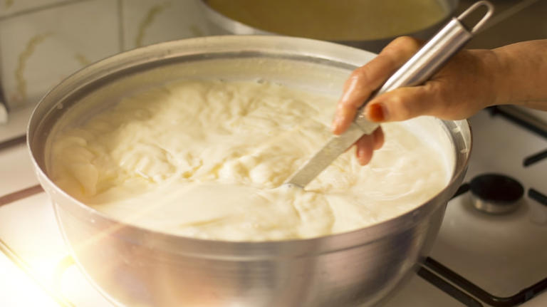 Why You Should Never Mix Yogurt And Aluminum When Cooking