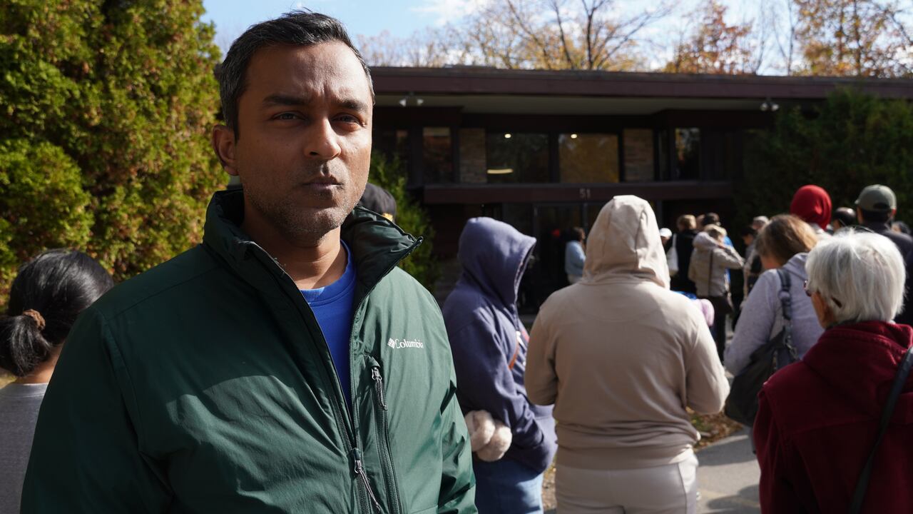 Hundreds line up at Kanata health clinic for chance at a new doctor