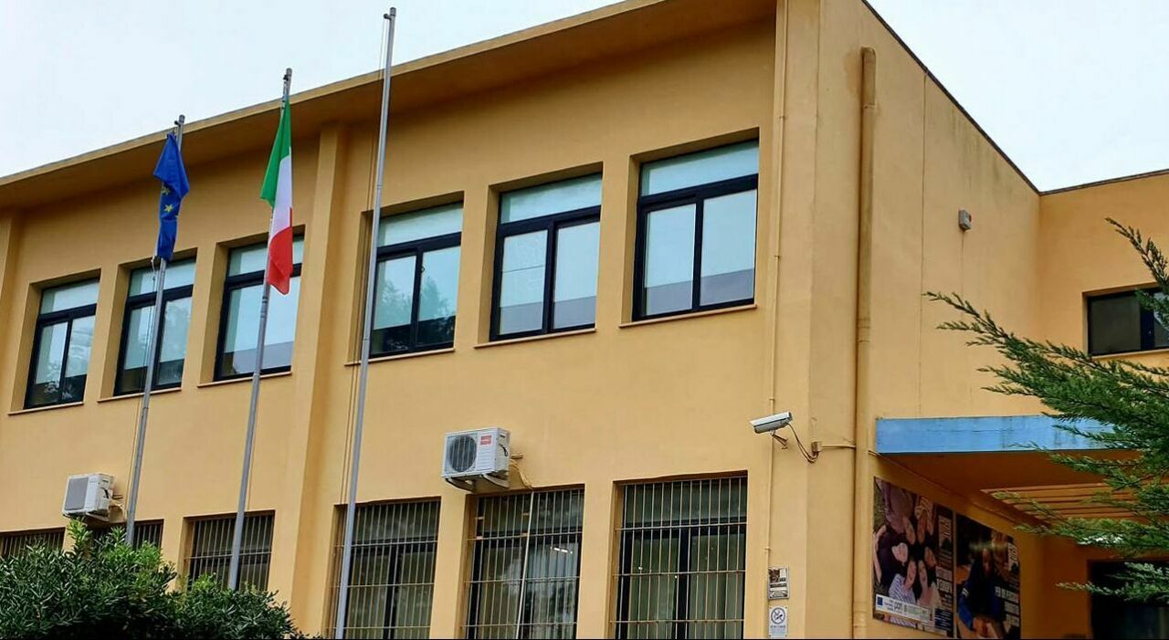 «Papà, vieni a spaccare la faccia al prof»: studente 16enne rischia il ...