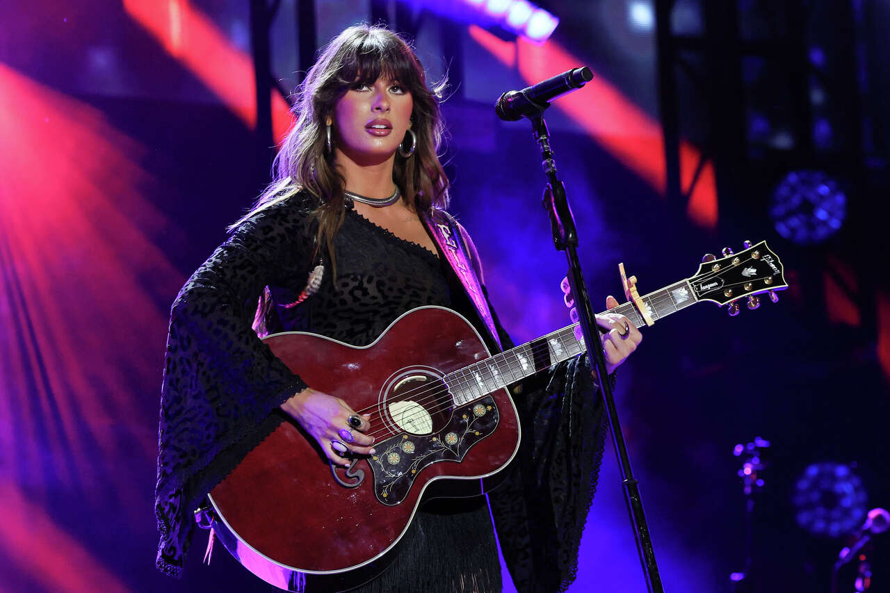 Ella Langley tips cowboy hat to Texas country star at Houston show