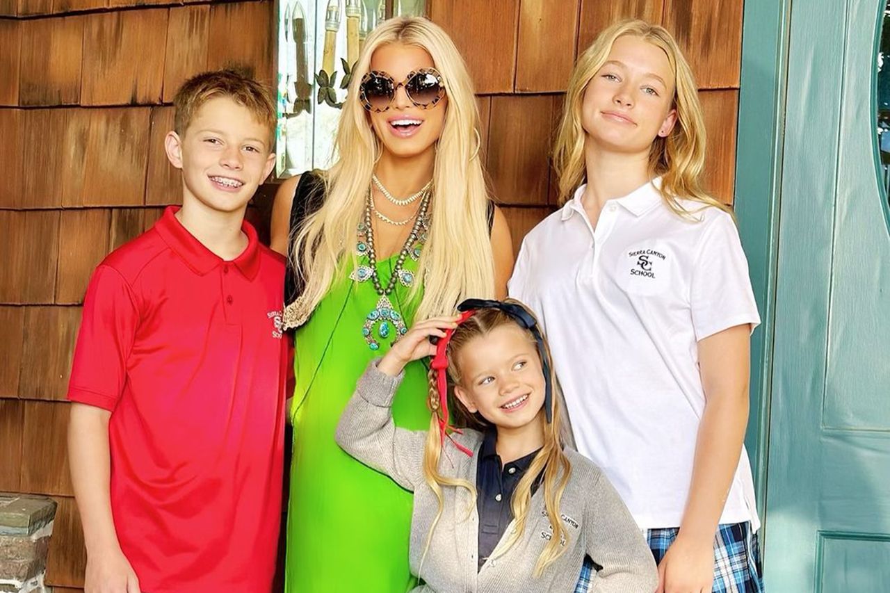 Jessica Simpson flew in first class while her 3 kids sat in economy ...