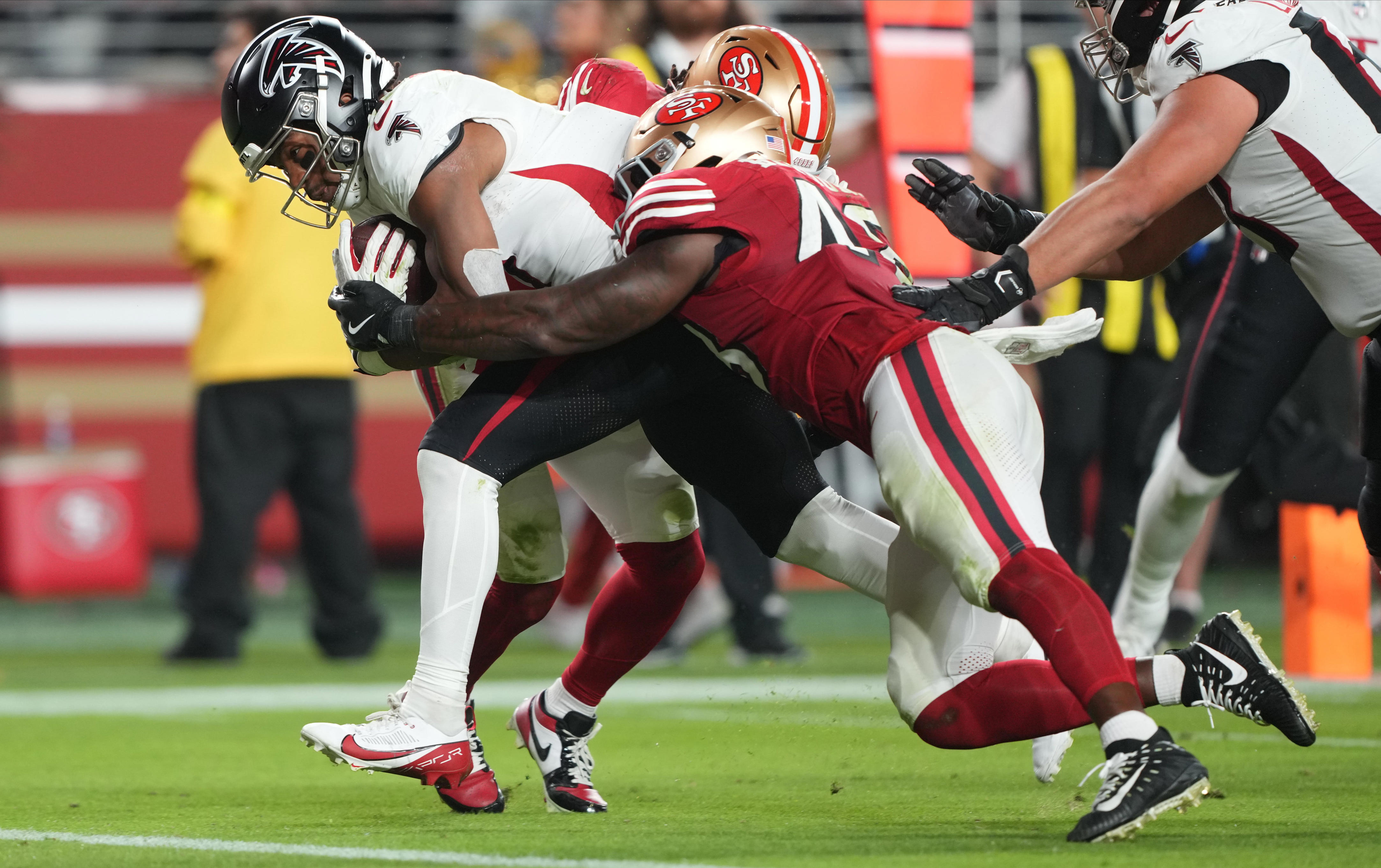 49ers starting LB suffers first-quarter injury vs. Rams in Week 10